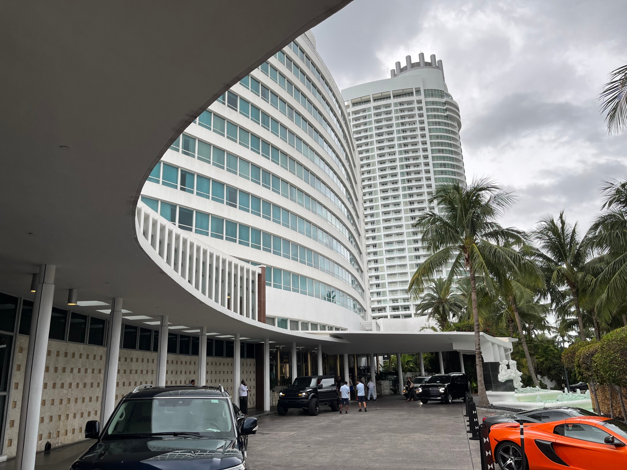 The Fontainebleau: Miami Beach’s Glamour Resort That Redefined Hotel ...